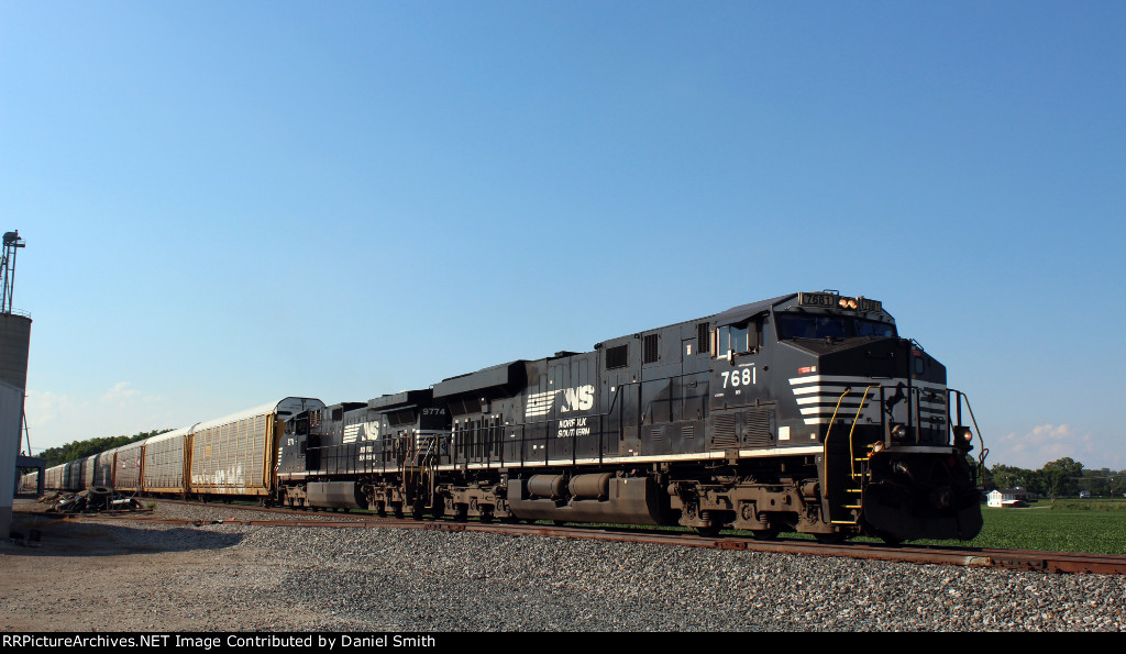 NS 7681 lead 289 East-bound